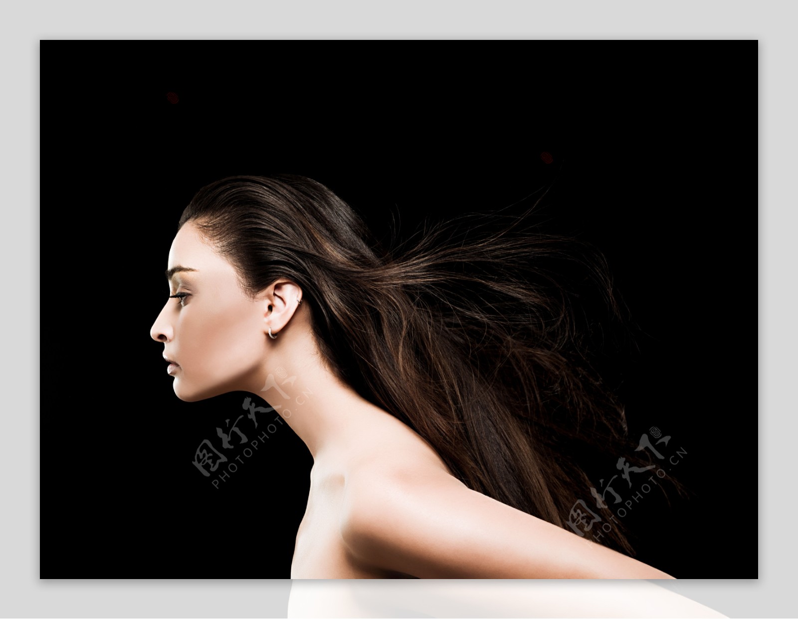 头发飘逸的外国性感美女侧面图片素材-编号27705889-图行天下